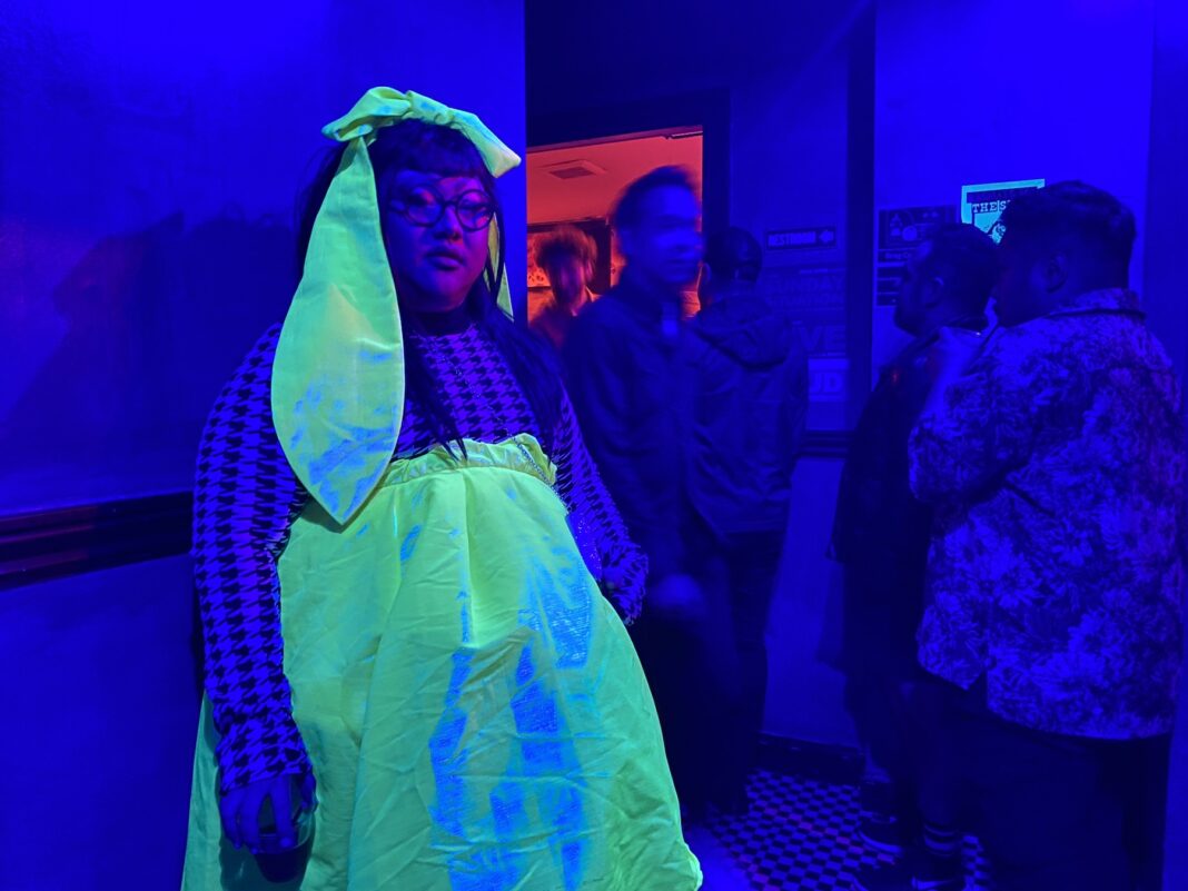 Partying at the altar of Anh Phoong: Packed crowd hails billboard queen ...